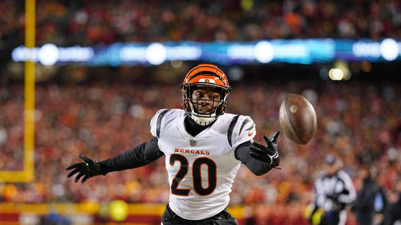 Eli Apple 2025: Net Worth, Career Earnings, Salary, Contract - Surprise ...