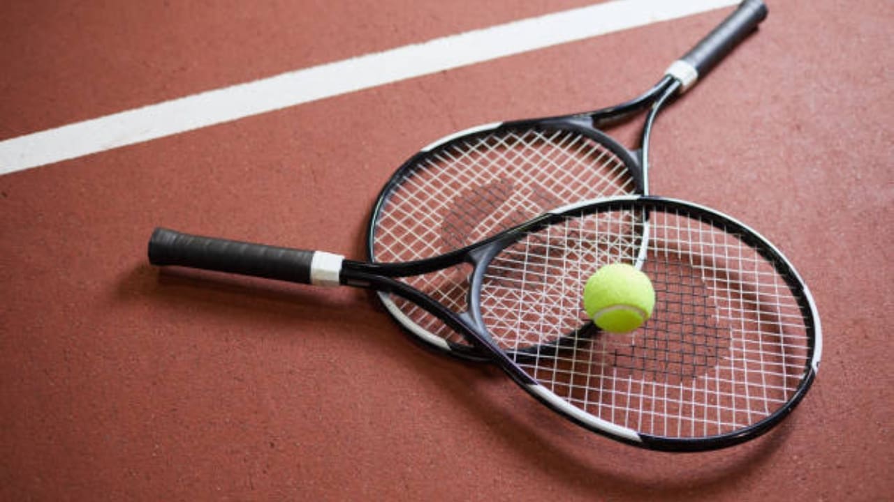 Tennis Racket vs. Badminton Racket - Surprise Sports